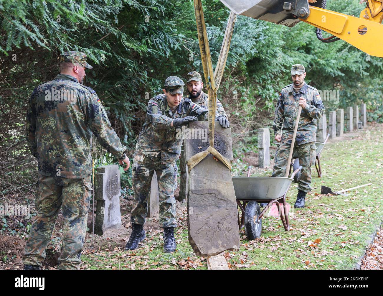 Bonn, Germany. 07th Nov, 2022. Soldiers of the Bundeswehr reinstalled a ...