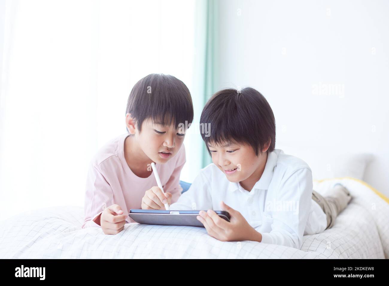 Japanese kids using tablet Stock Photo - Alamy
