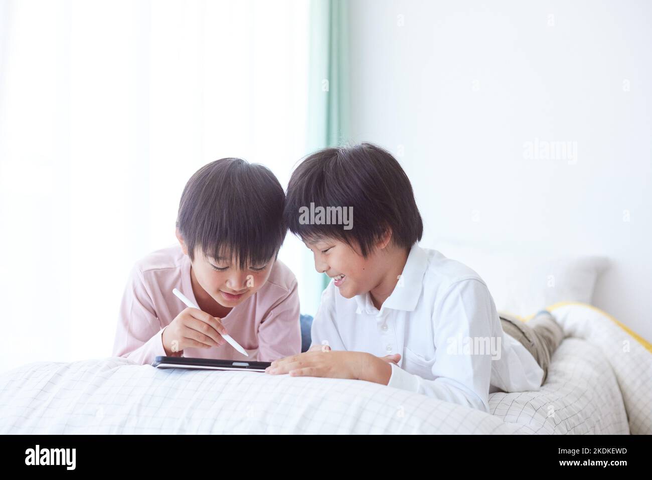 Japanese kids using tablet Stock Photo - Alamy