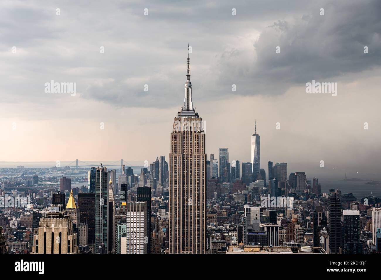 Clouds downtown manhattan skyline hi-res stock photography and images ...
