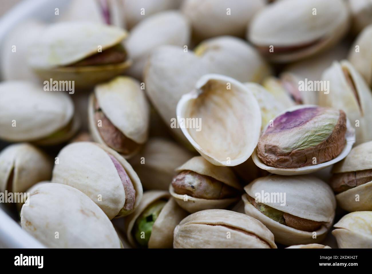 Image of a bunch of easy raw pistachios to serve as a healthy snack ...