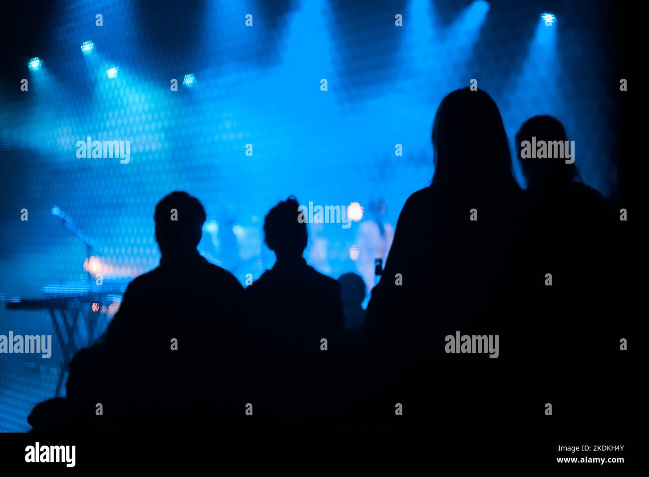 Crowd at theatre hi-res stock photography and images - Alamy