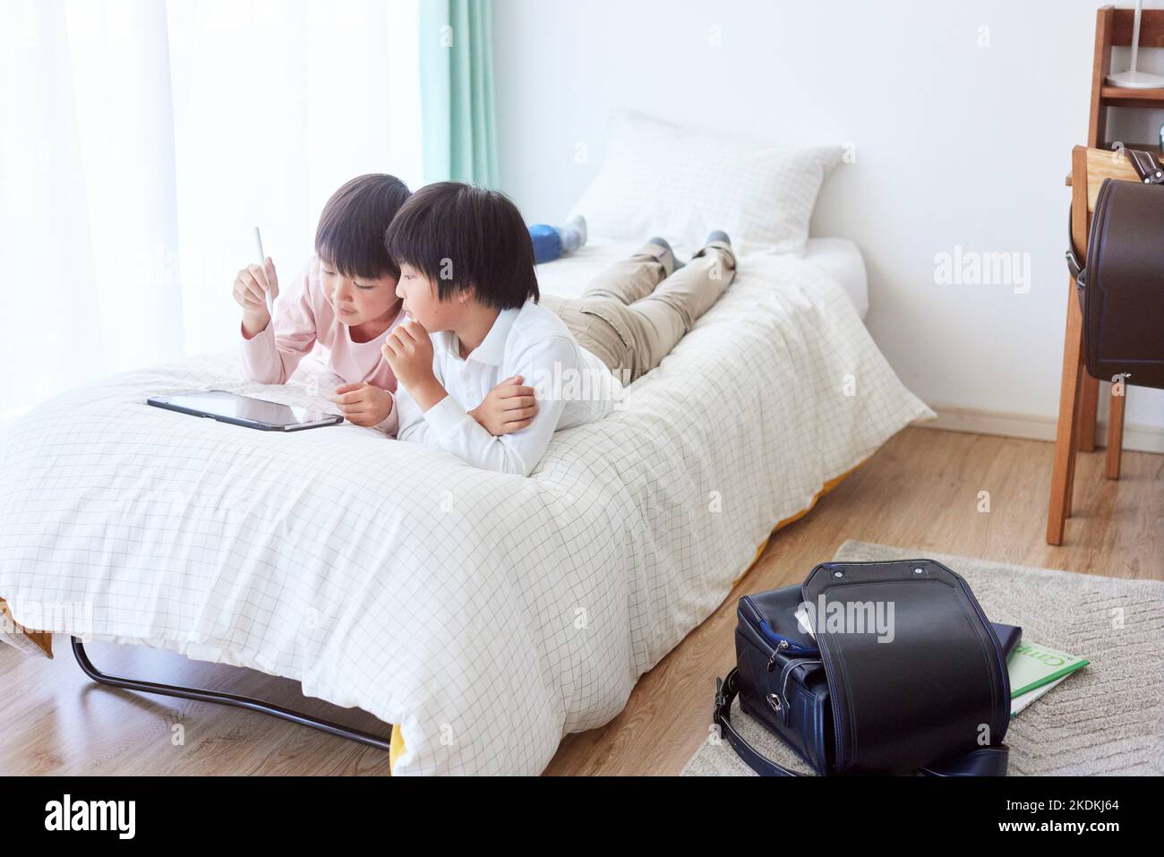 Japanese kids using tablet Stock Photo - Alamy
