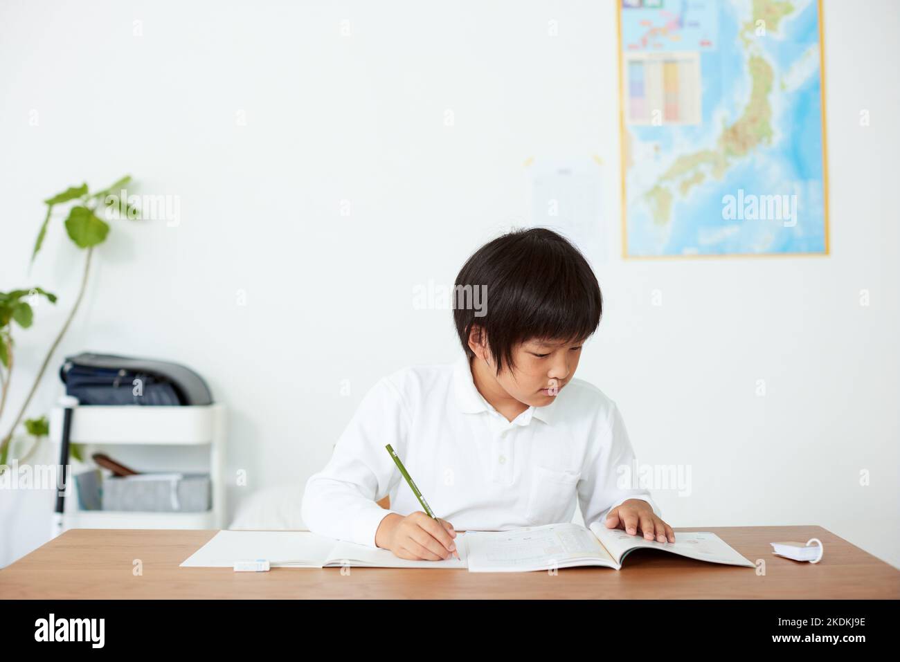 Japan boys study hi-res stock photography and images - Alamy