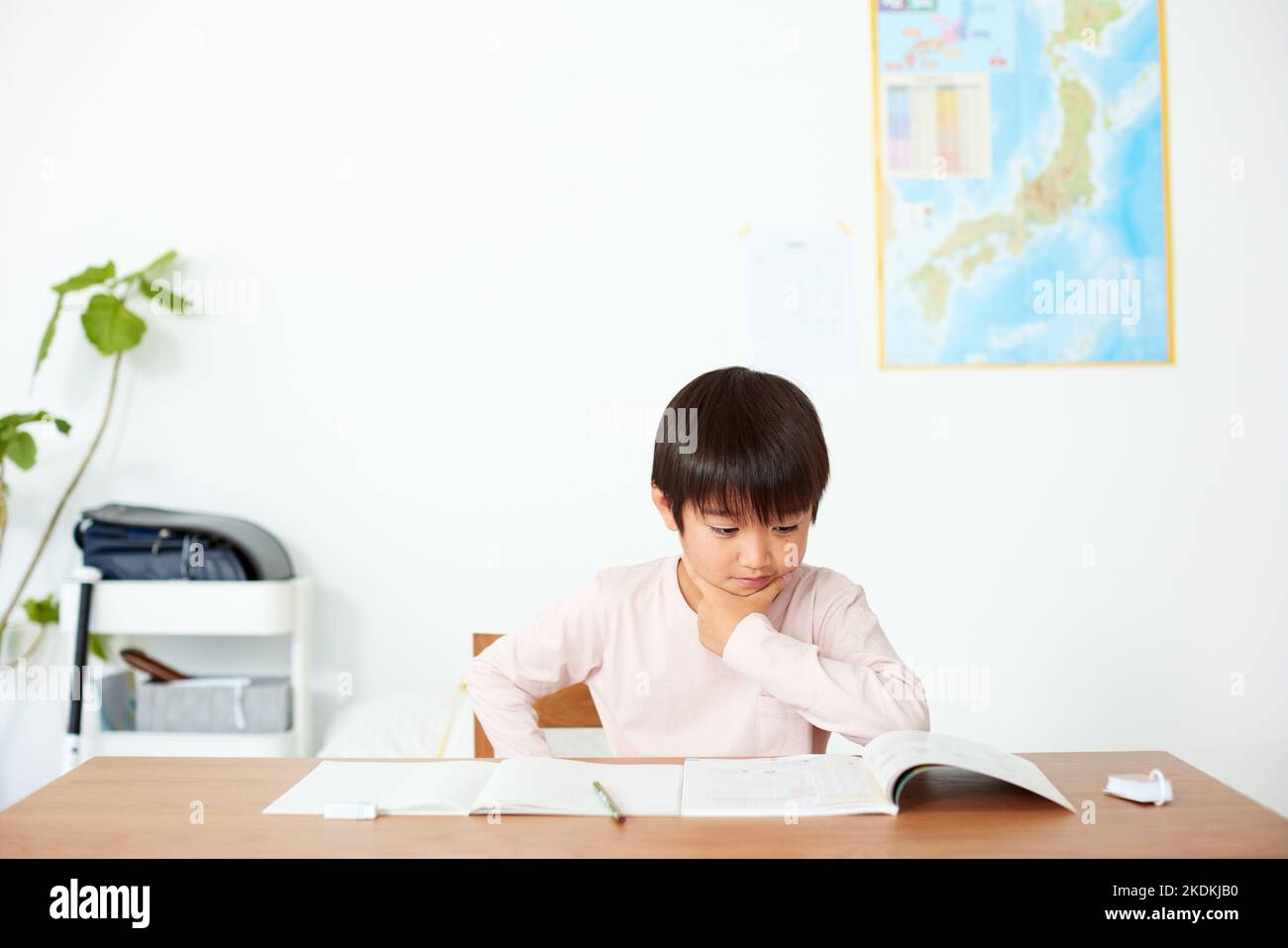 Japan boys study hi-res stock photography and images - Alamy