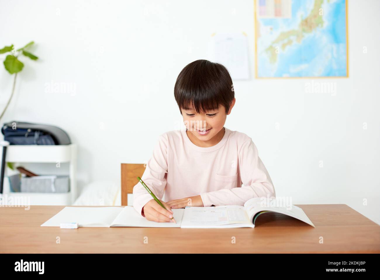 Kids study map hi-res stock photography and images - Alamy