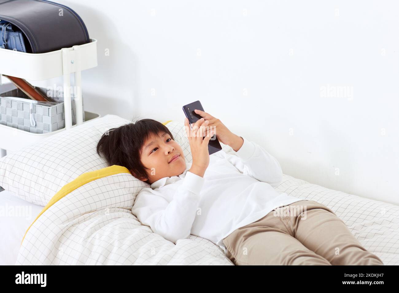 Japanese kid using smartphone at home Stock Photo - Alamy