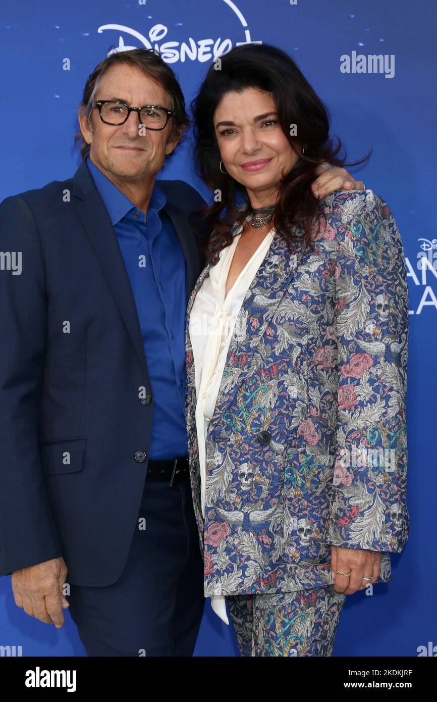 LOS ANGELES - NOV 6: Matt Adler, Laura San Giacomo at The Santa Clauses Premiere Screening at ...