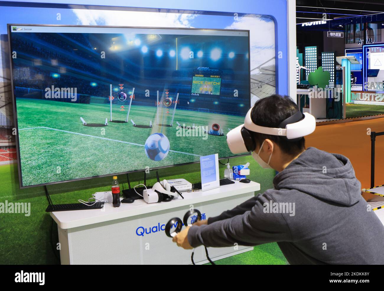 Qualcomm booth hi-res stock photography and images - Alamy