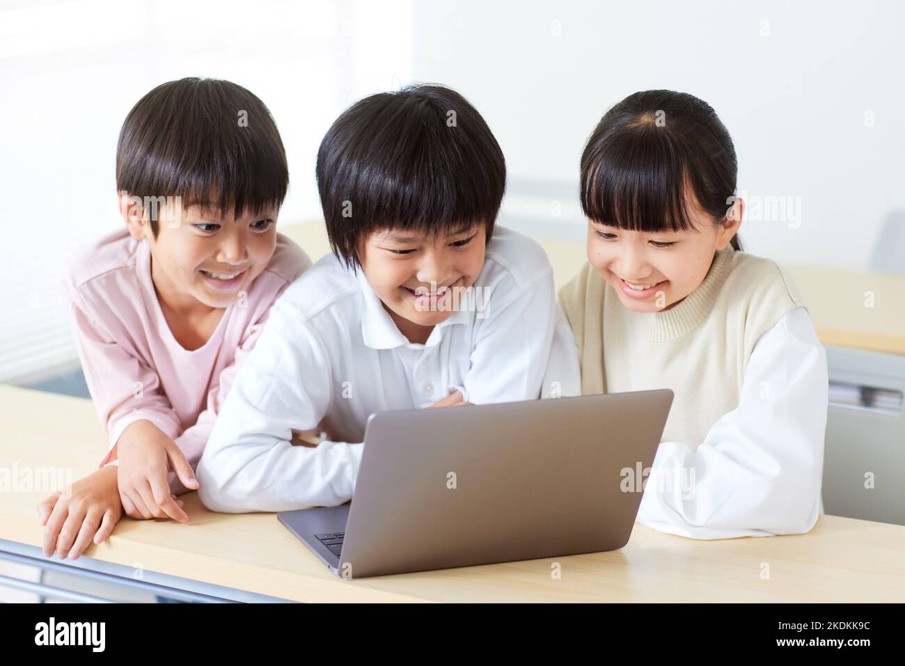 Boy girl child children using hi-res stock photography and images - Alamy