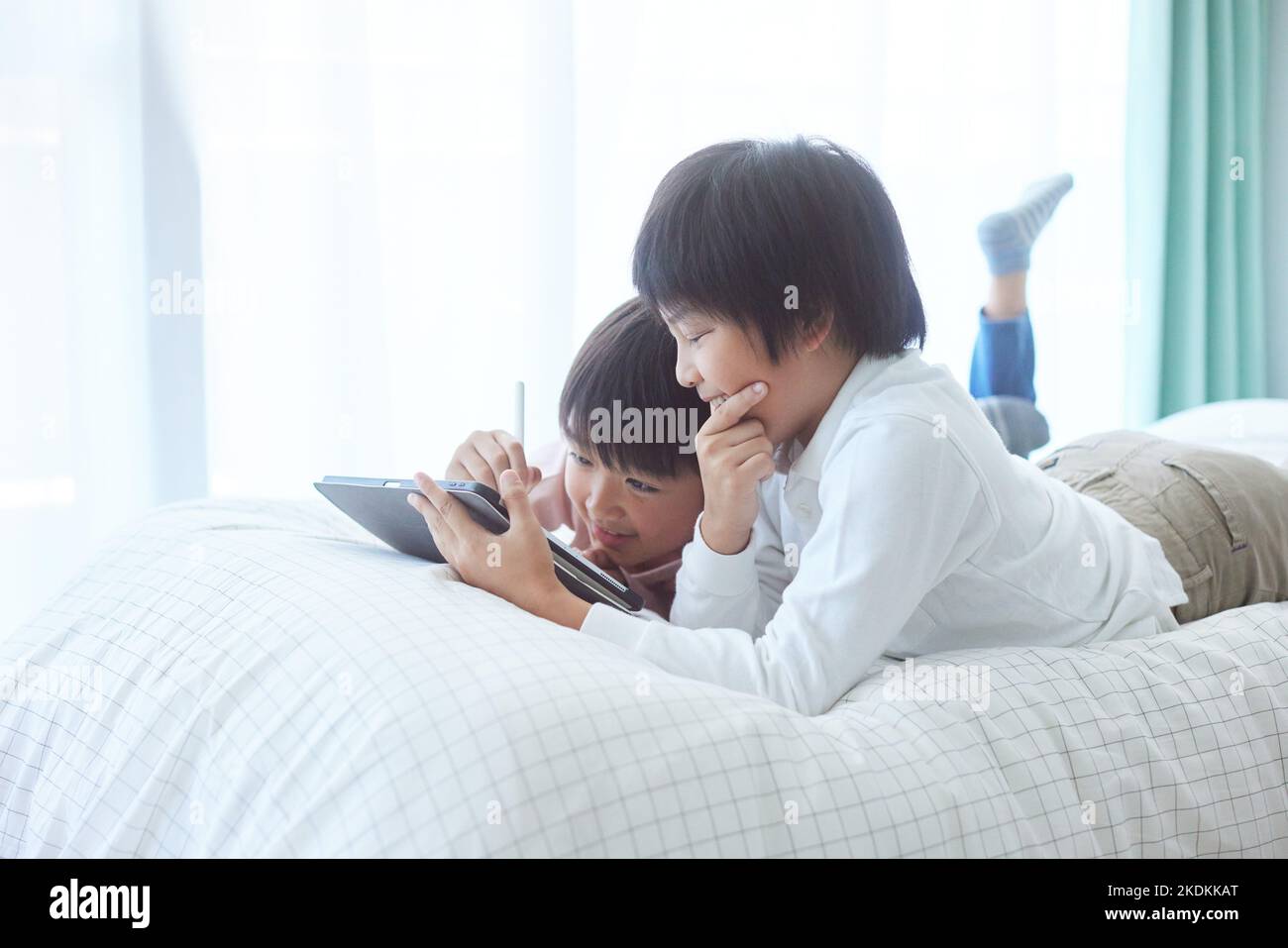 Elementary school student using tablet hi-res stock photography and ...