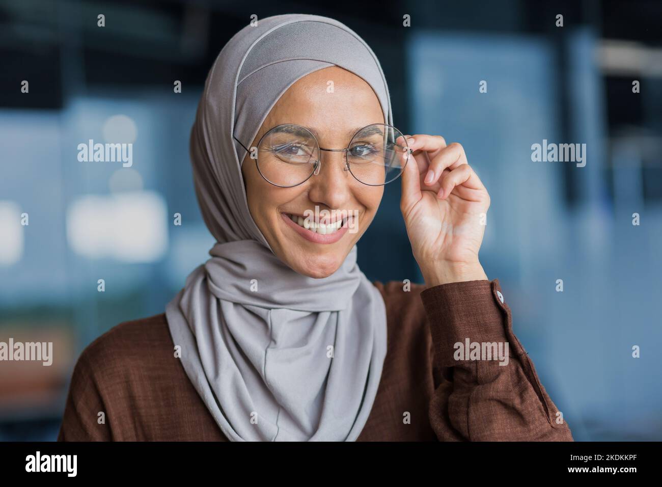 Indian muslim girl studying hi-res stock photography and images - Alamy
