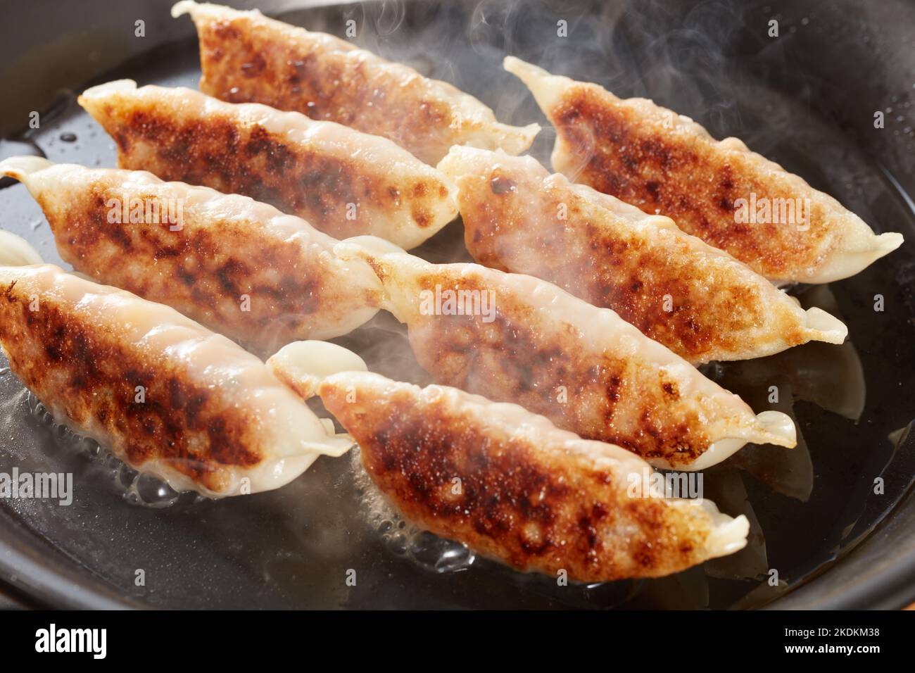 Chinese pan fried dumplings hi-res stock photography and images - Alamy
