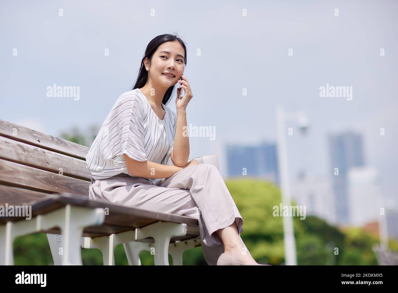 Side view japanese people crossing hi-res stock photography and images ...