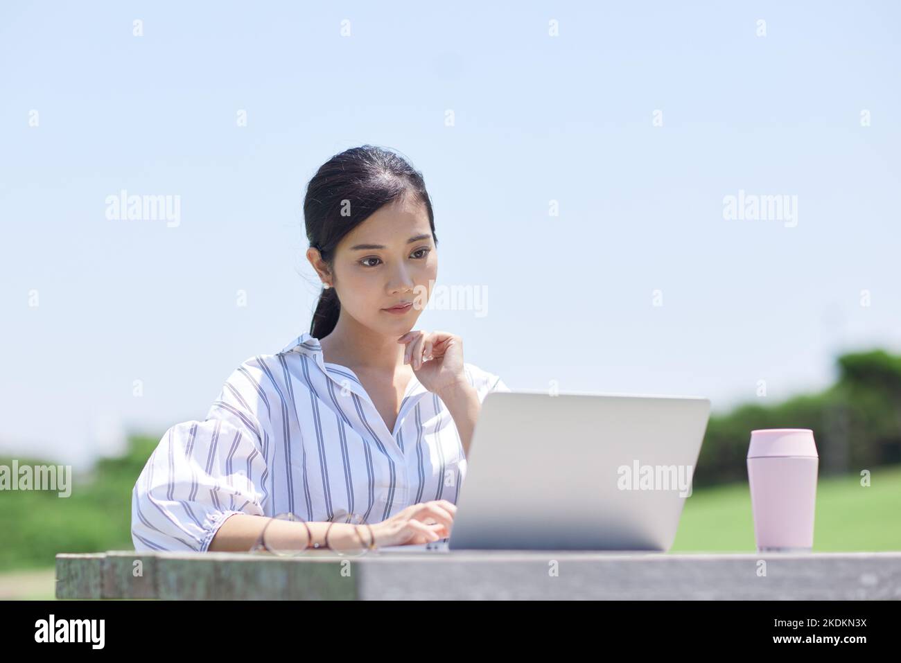 Young Japanese woman working outside Stock Photo - Alamy
