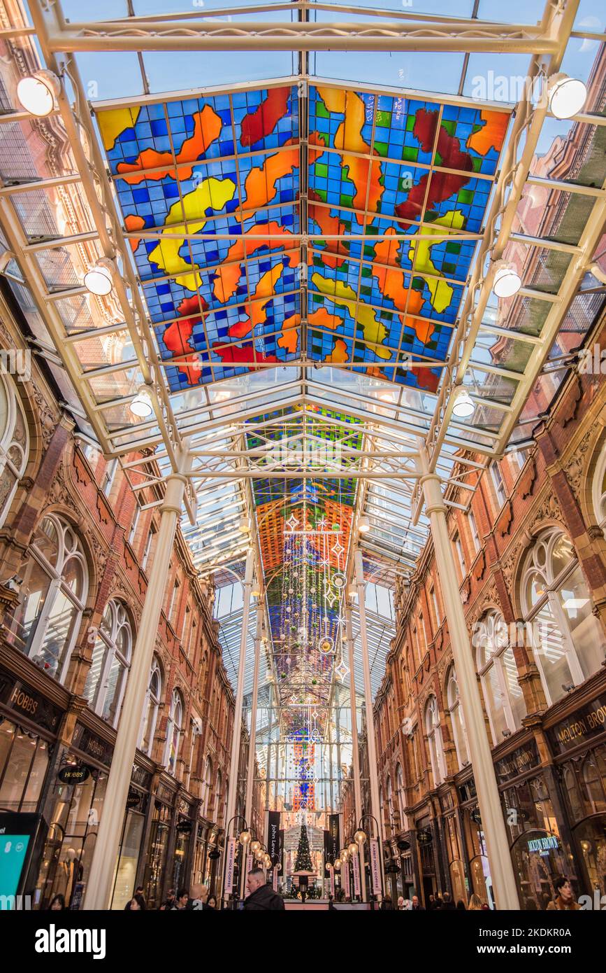 Forming a canopy over the arcaded queen victoria street hi-res stock ...