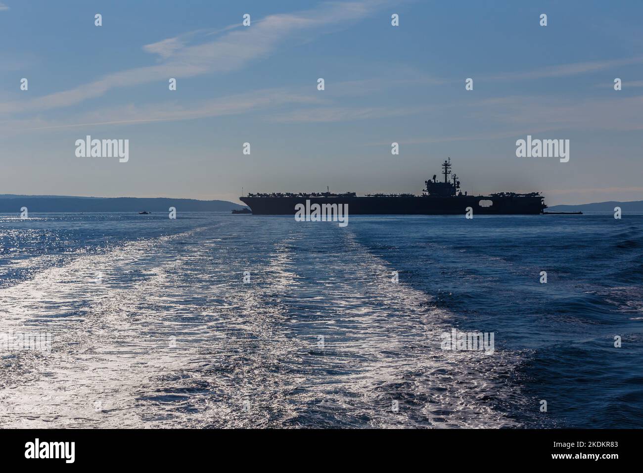 Tour of the American aircraft carrier USS George W. Bush. Five thousand ...