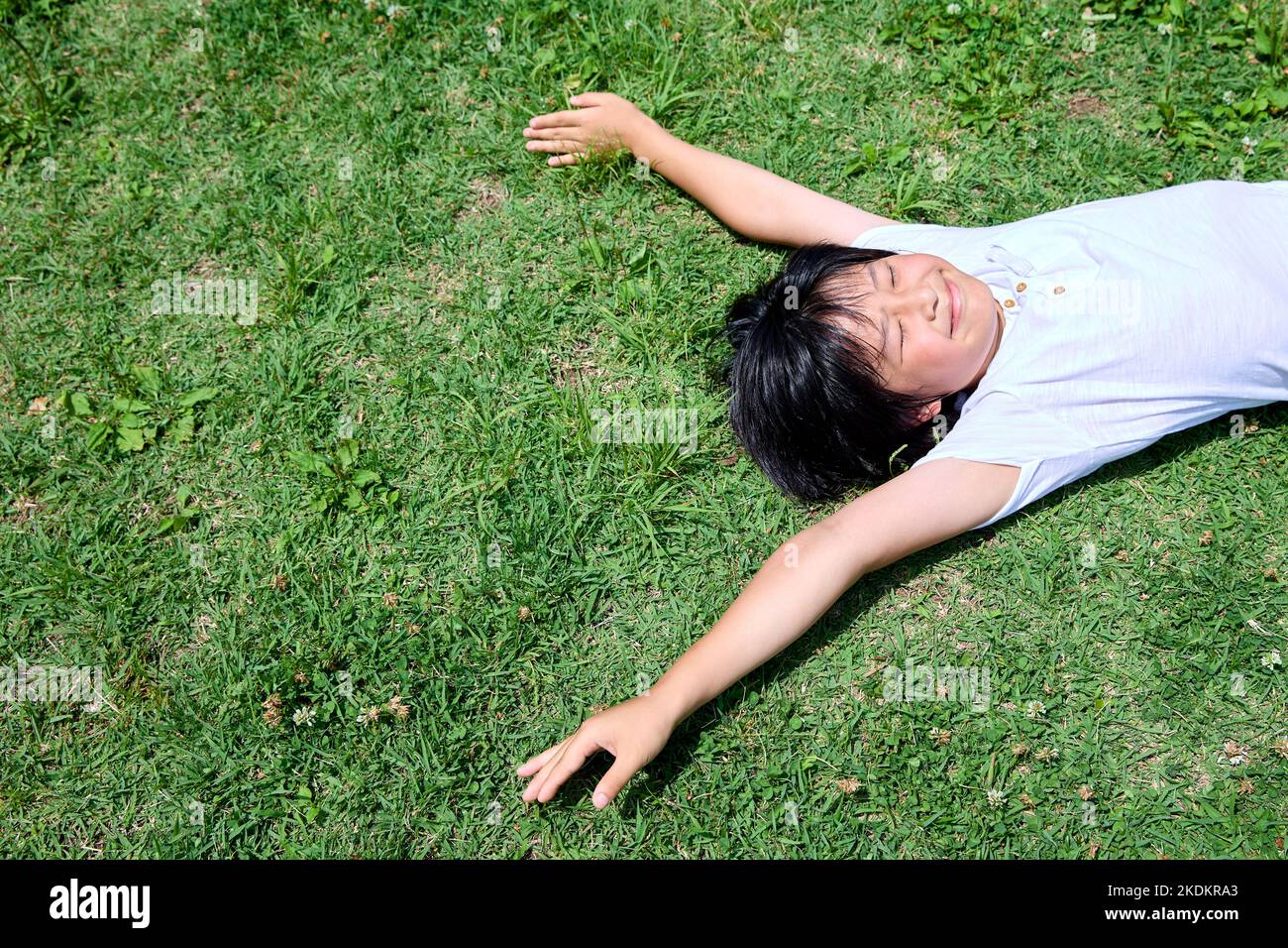 Boys sunbathing hi-res stock photography and images - Alamy