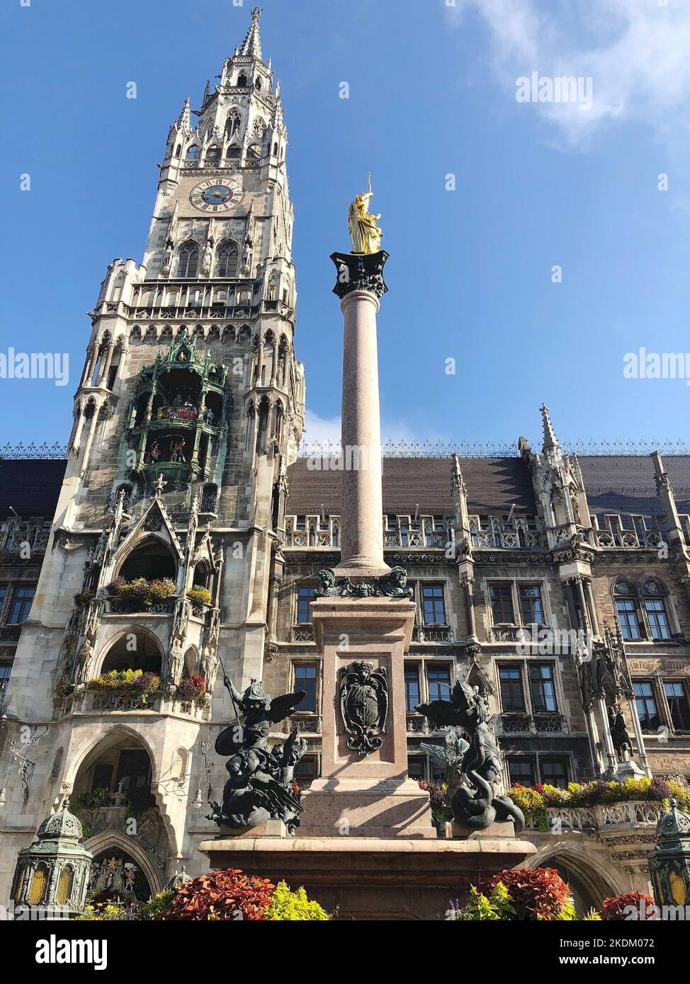 View of Golden statue of Mary and Town Hall (Rathaus) in old city ...
