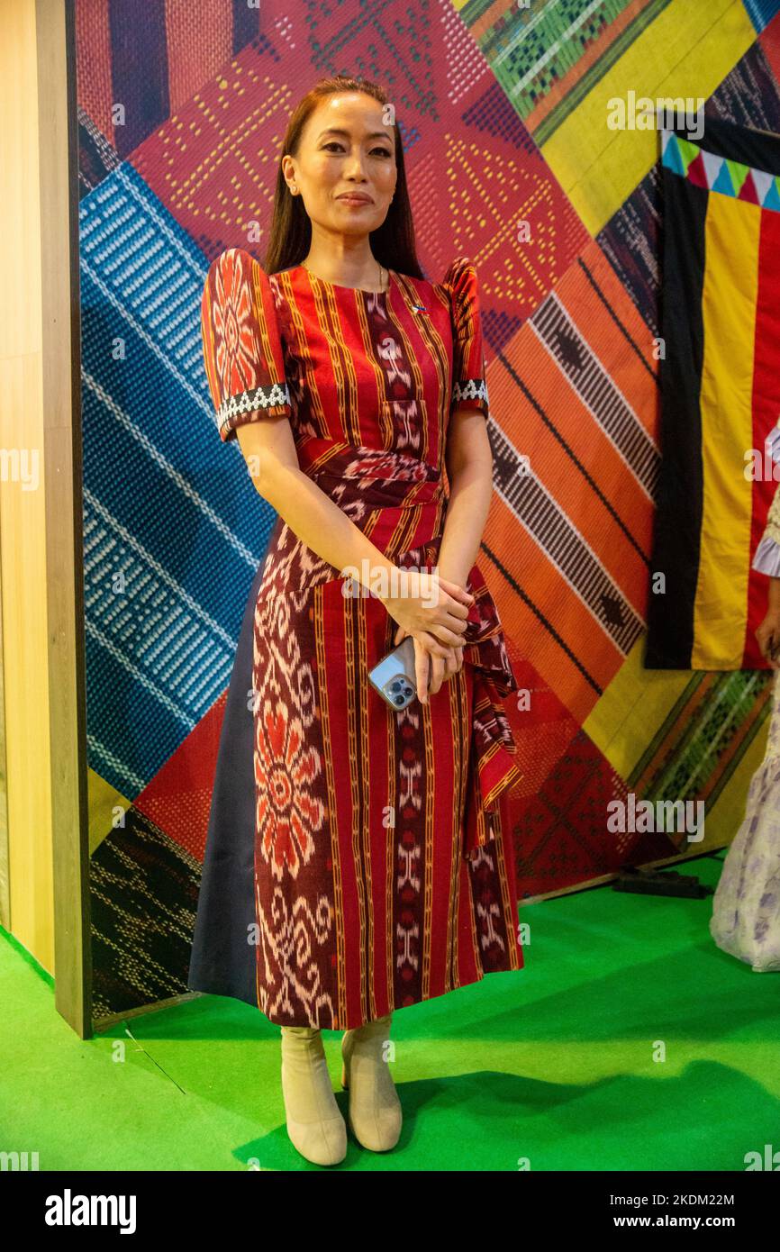 Philippine traditional wear hi-res stock photography and images - Alamy