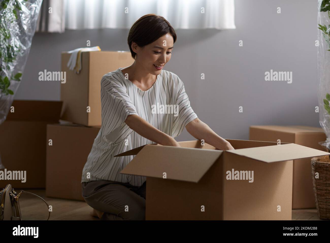 Japanese woman relocating Stock Photo - Alamy