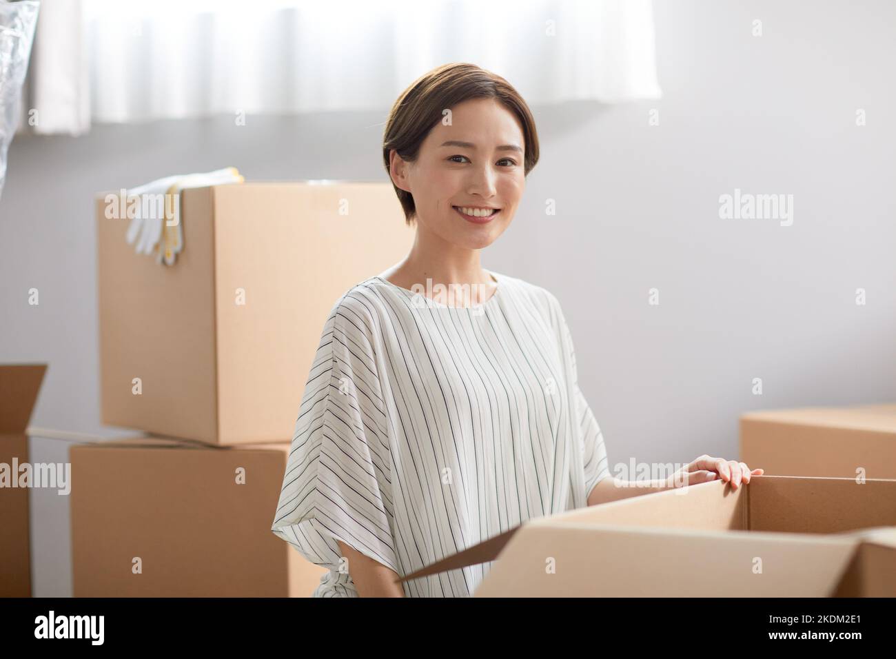 Japanese woman relocating Stock Photo - Alamy