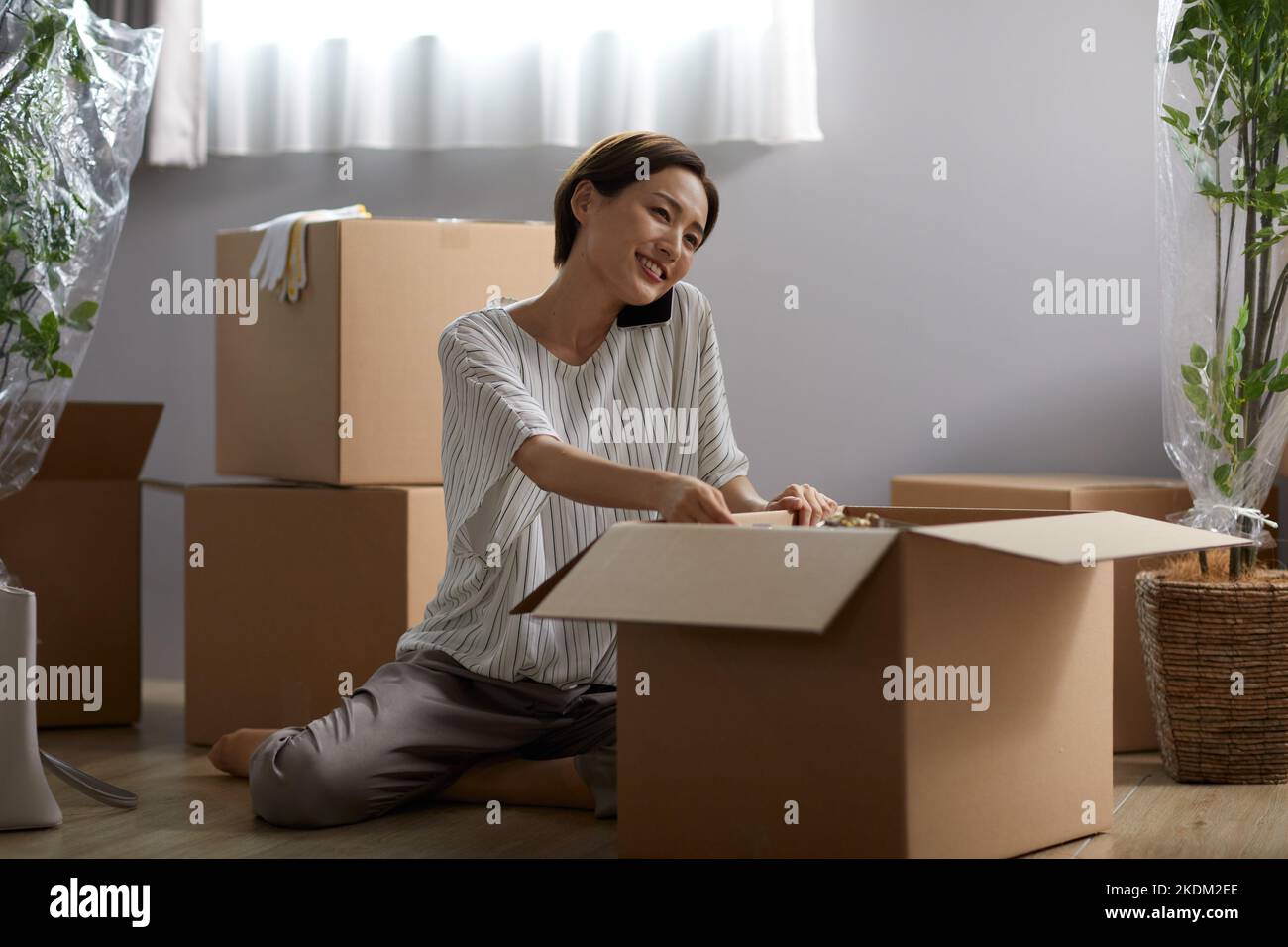 Japanese woman relocating Stock Photo - Alamy