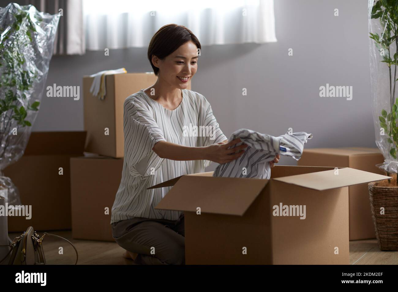 Japanese woman relocating Stock Photo - Alamy