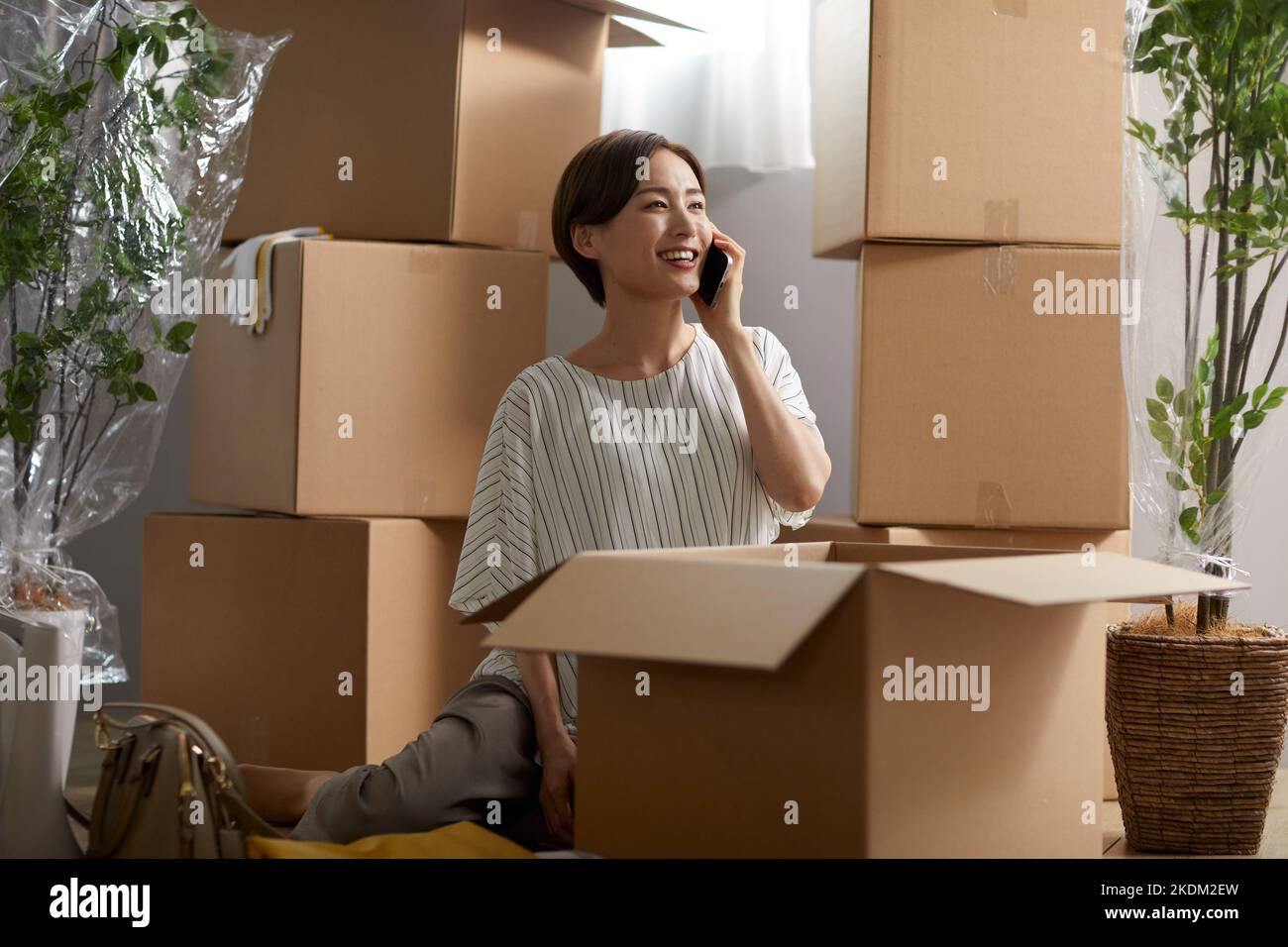 Japanese woman relocating Stock Photo - Alamy