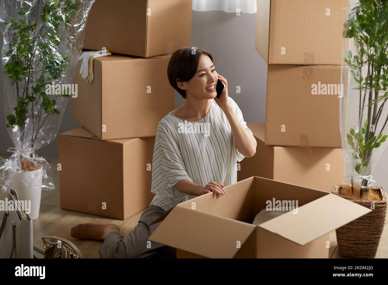Japanese woman relocating Stock Photo - Alamy