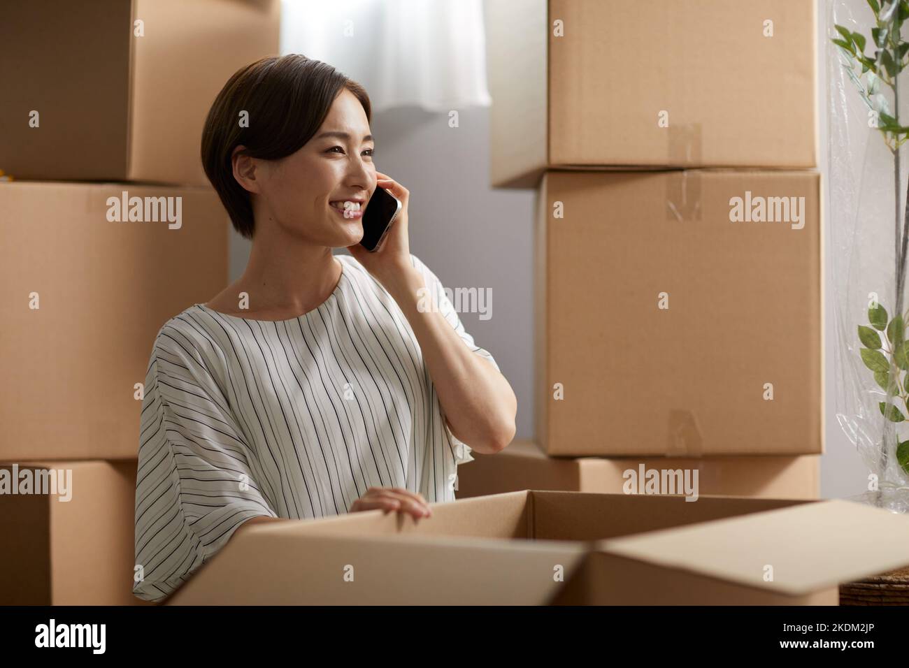 Japanese woman relocating Stock Photo - Alamy
