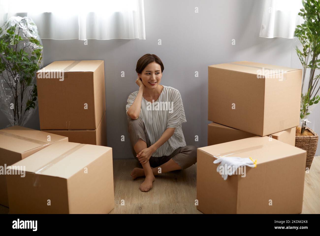 Japanese woman relocating Stock Photo - Alamy