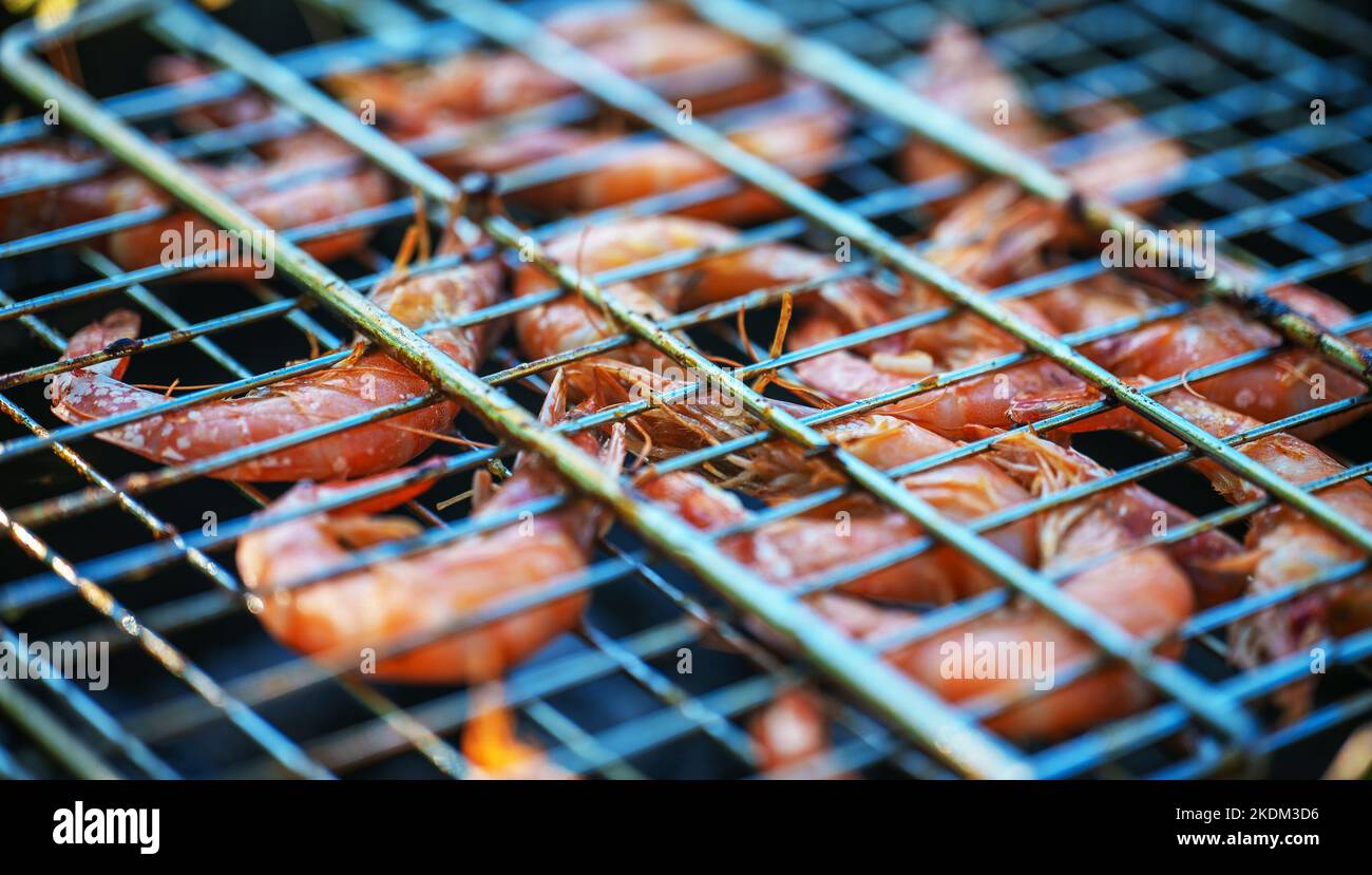 Fresh shrimps is cooked on the fire Stock Photo - Alamy
