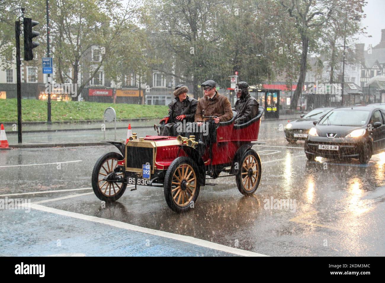London, UK. 06th Nov, 2022. A 1903 Autocar veteran car no.192 and its ...