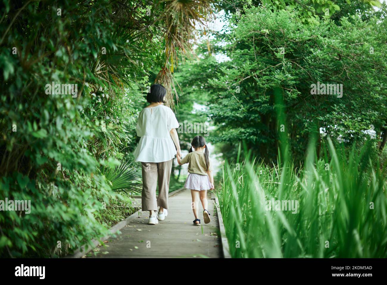 Japanese kid with her mother at city park Stock Photo - Alamy