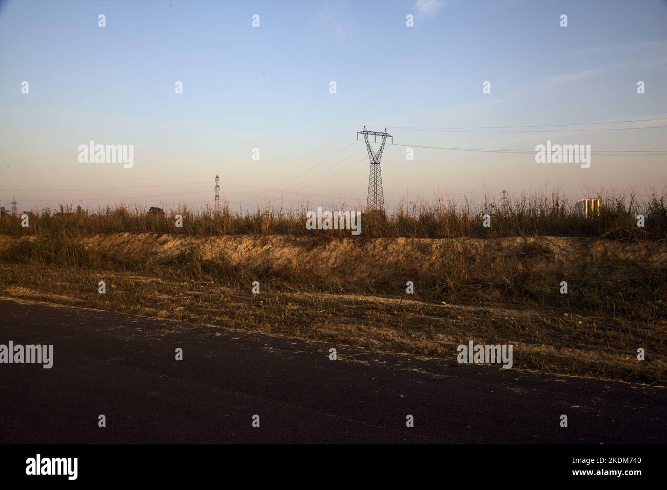 Pylon behind building hi-res stock photography and images - Alamy