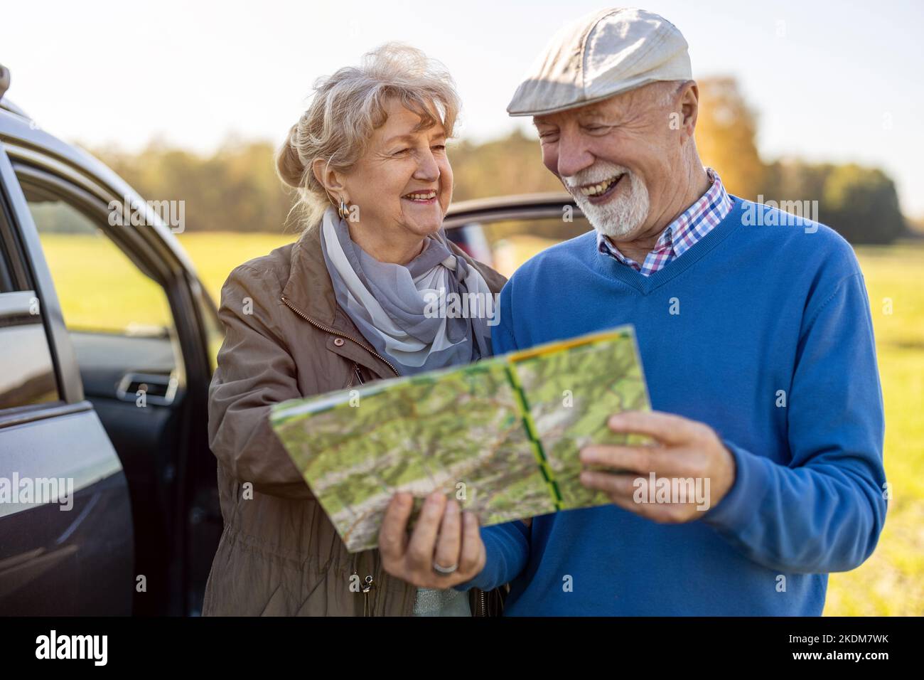 Hiking couple map hi-res stock photography and images - Alamy