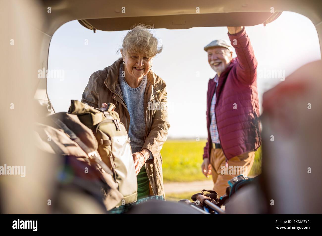 Senior couple packing a car Stock Photo - Alamy
