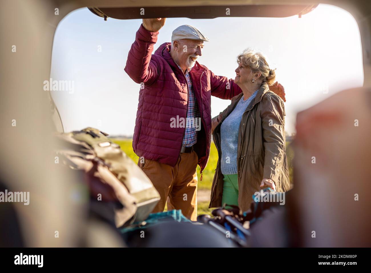Senior couple packing a car Stock Photo - Alamy