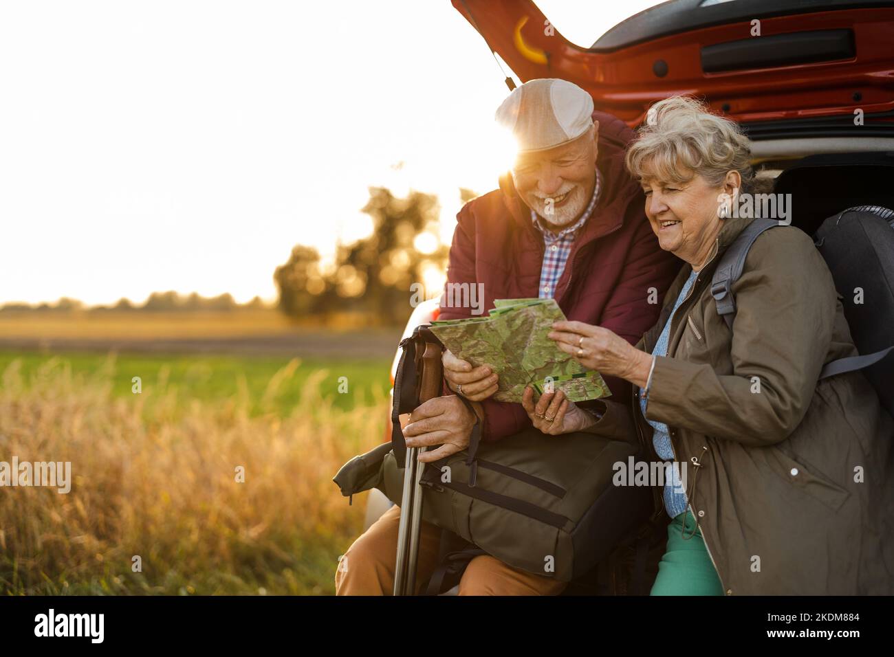 Old man looking at a map hi-res stock photography and images - Alamy