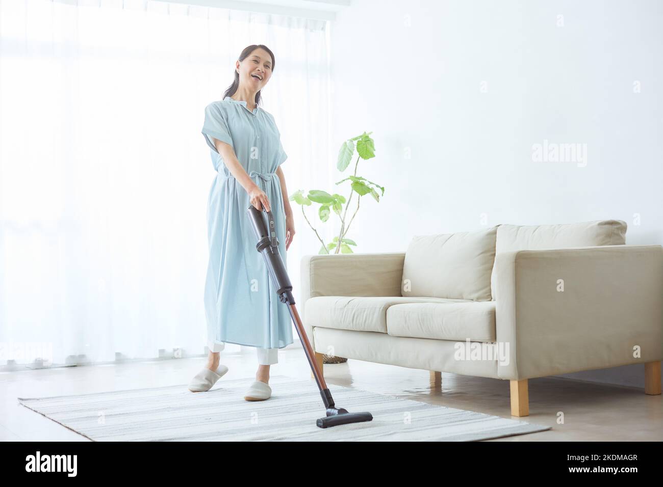 Asian cleaning home hi-res stock photography and images - Alamy