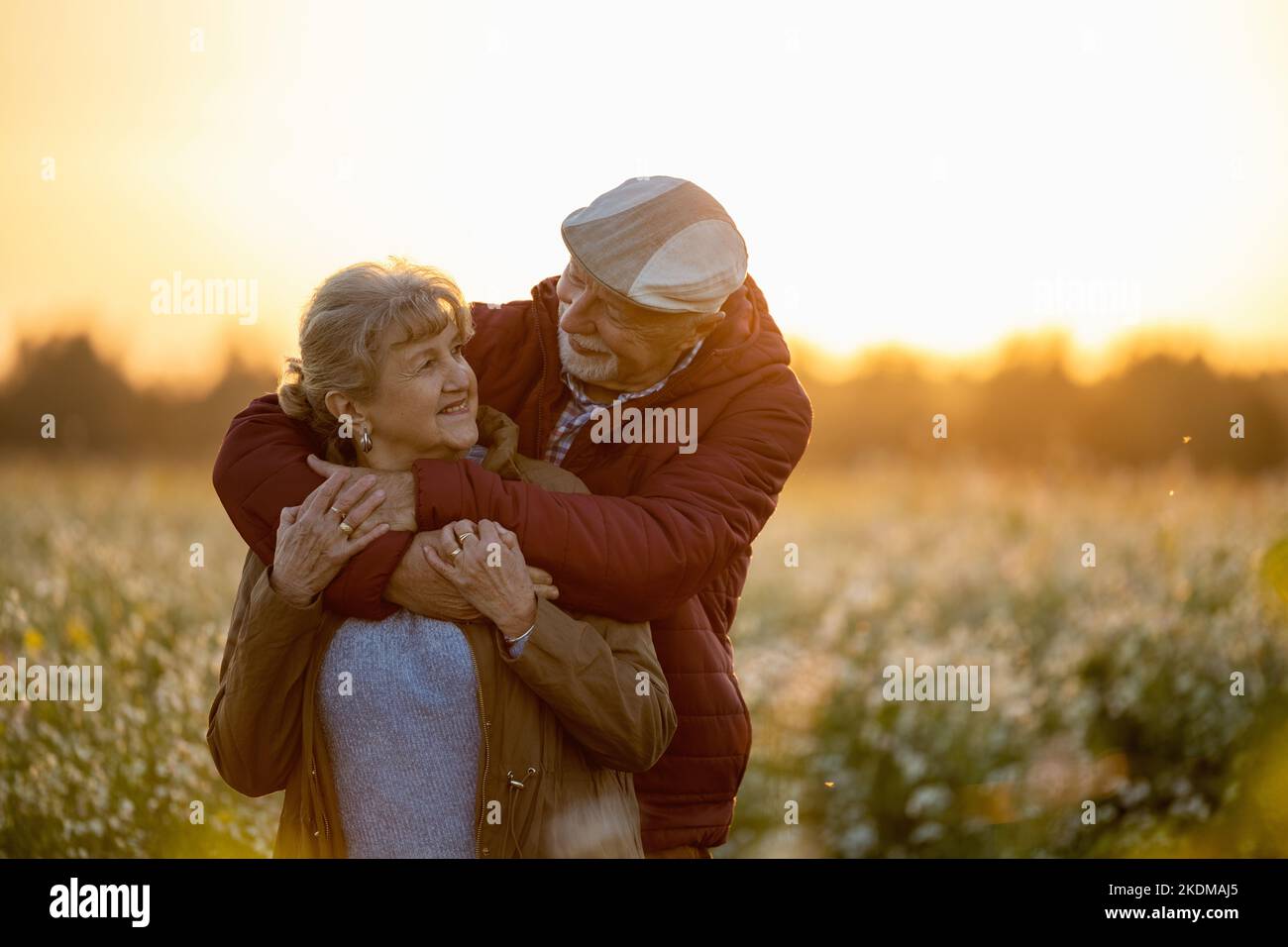 Old couple walking sunset hi-res stock photography and images - Alamy