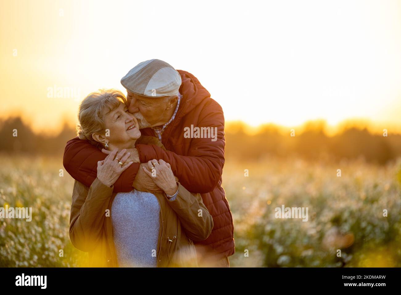 Old couple walking sunset hi-res stock photography and images - Alamy
