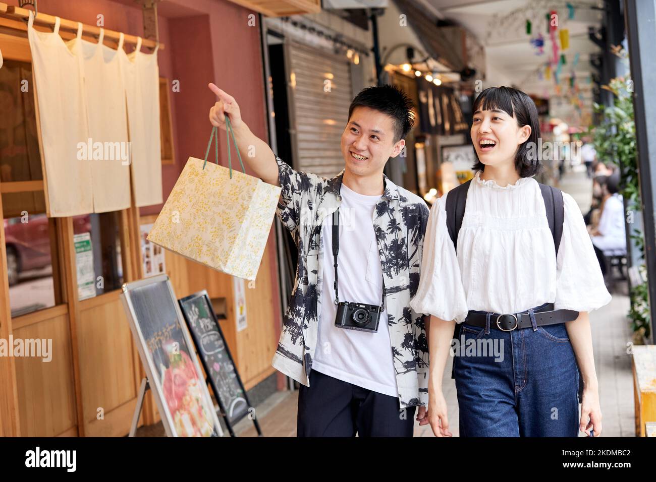 Two young tourists camera hi-res stock photography and images - Alamy