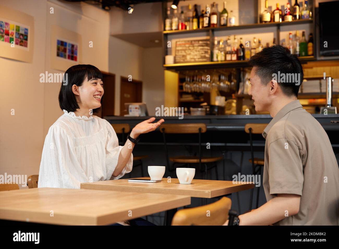 Japanese couple at a cafe Stock Photo - Alamy