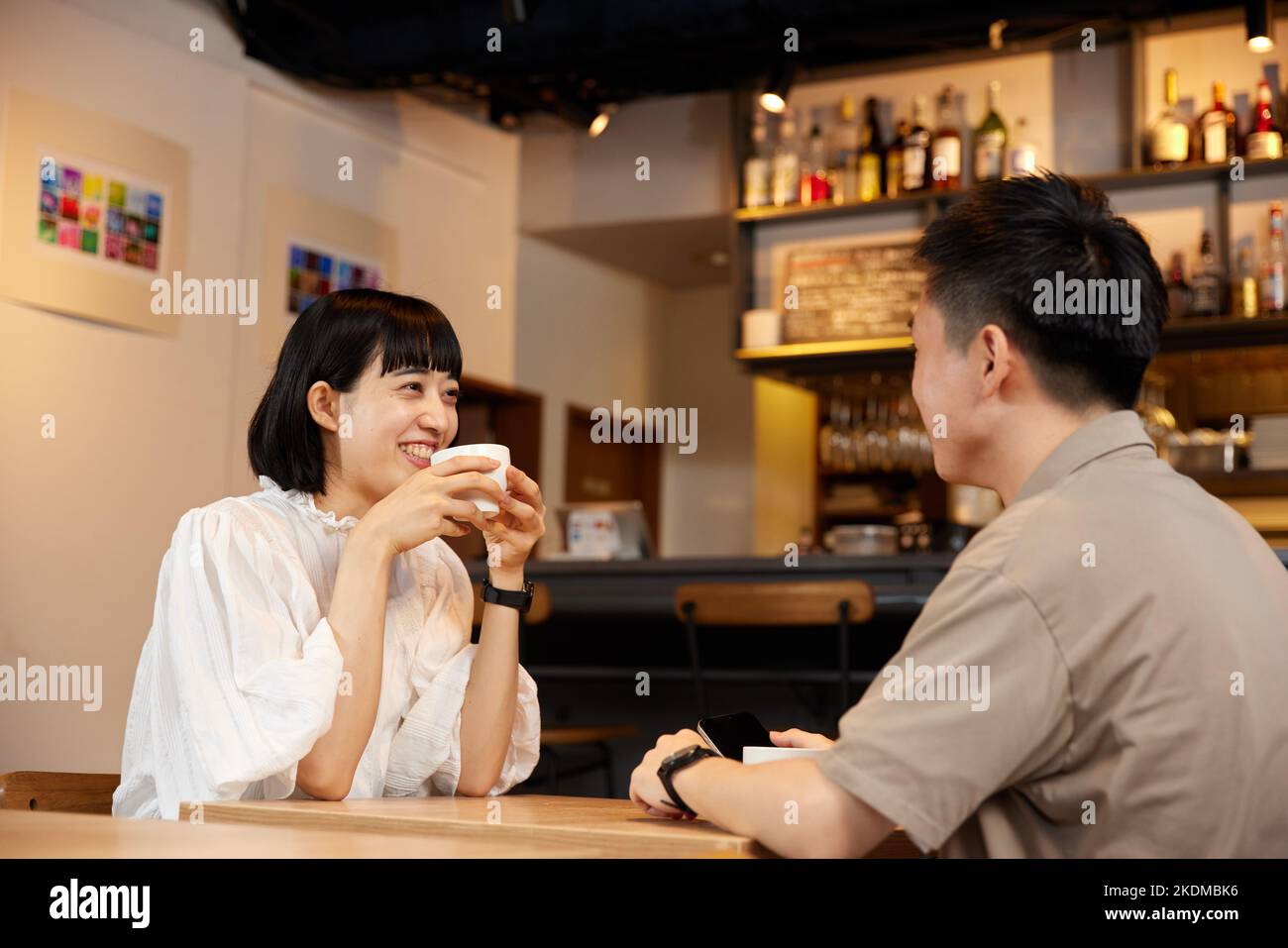 Japanese couple at a cafe Stock Photo - Alamy