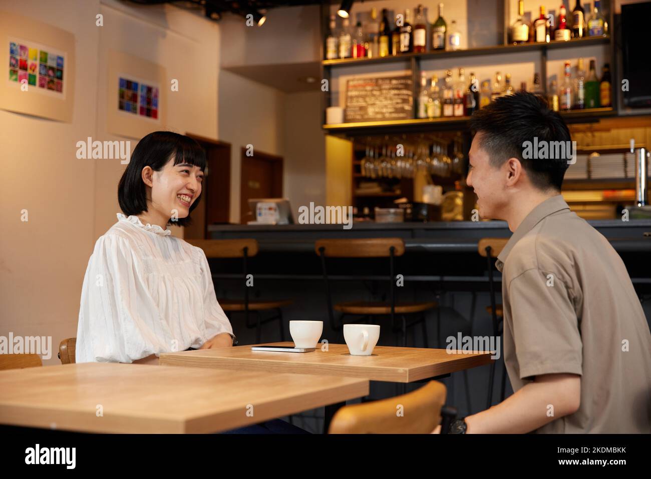 Japanese couple at a cafe Stock Photo - Alamy