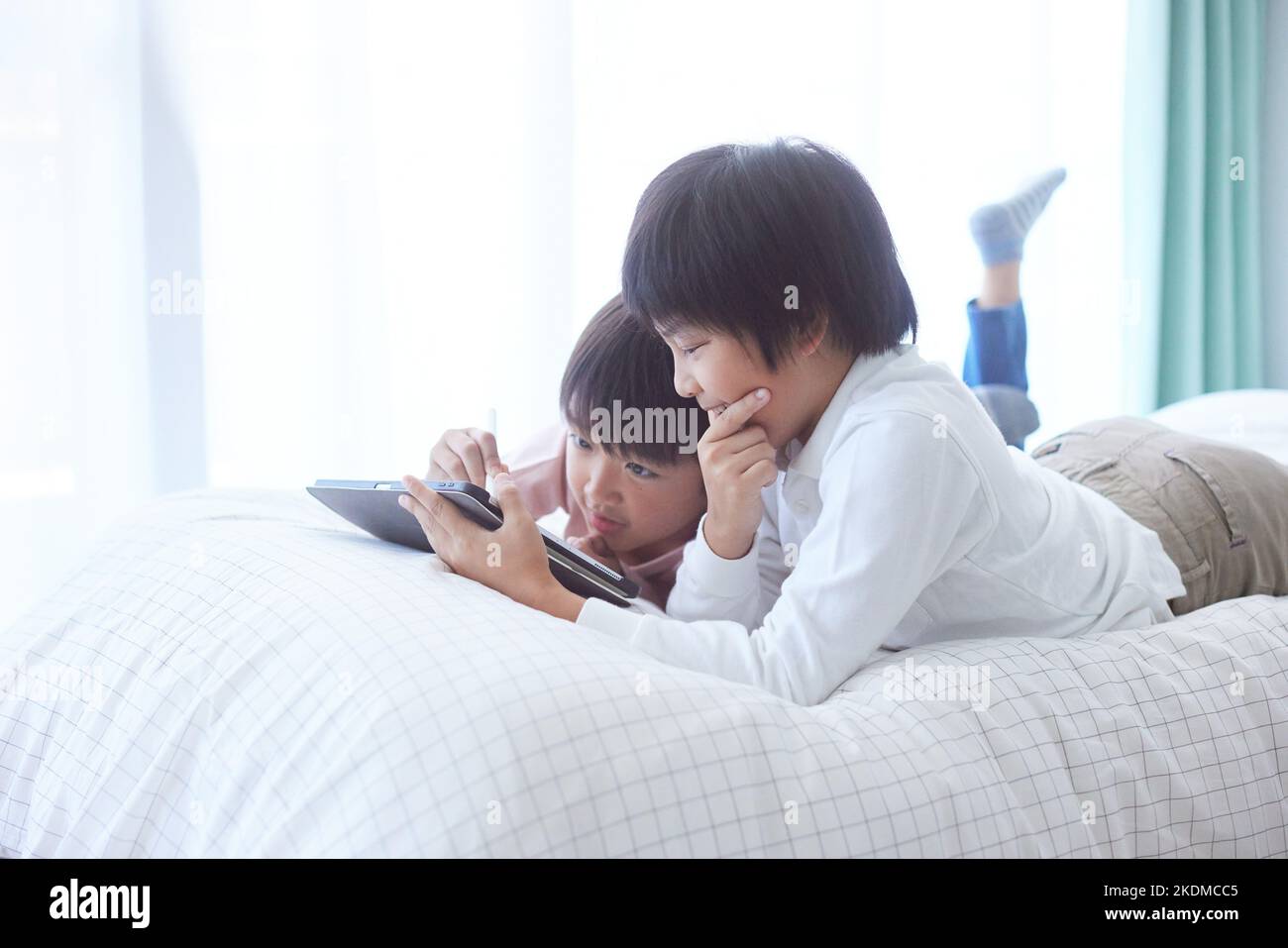 Elementary school student using tablet hi-res stock photography and images - Alamy