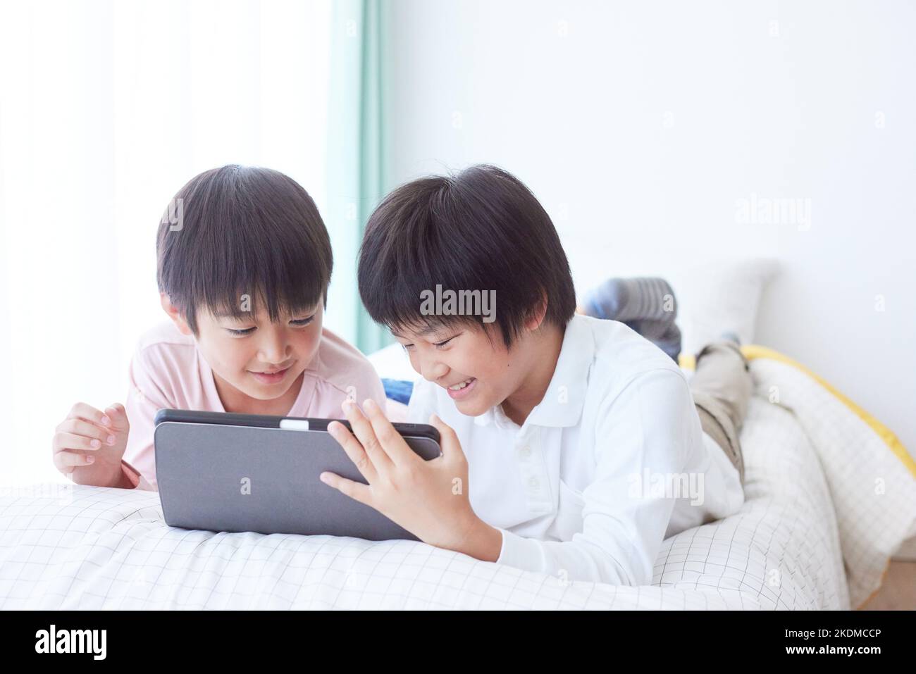 Kids using devices hi-res stock photography and images - Alamy