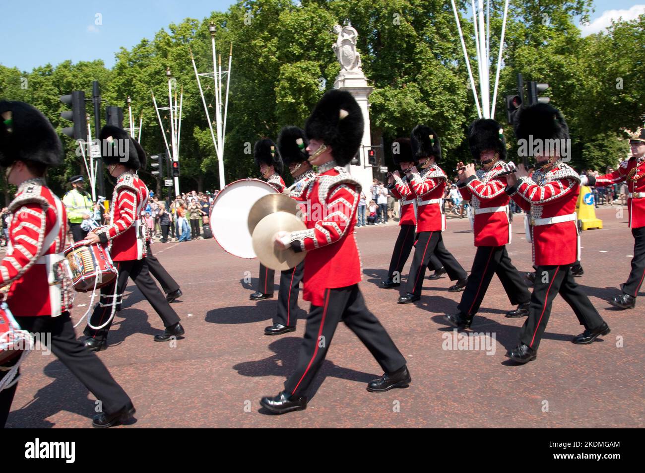 Guards london buckingham palace hi-res stock photography and images - Alamy